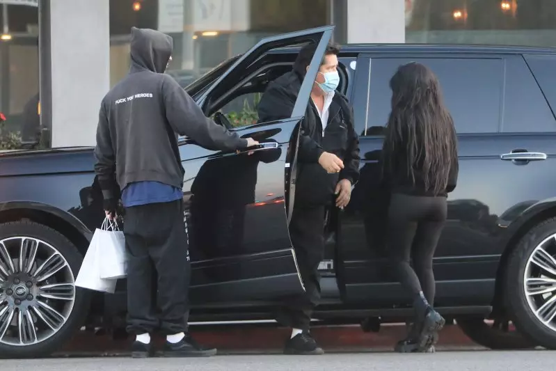 kortney-kardashian-travis-barker-pda-at-valet-in-la