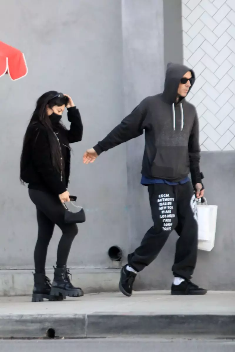 kourtney-kardashian-travis-barker-pda-at-valet-in-la