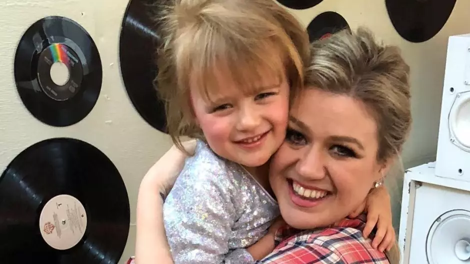 Kelly Clarkson hugs dochter River Rose