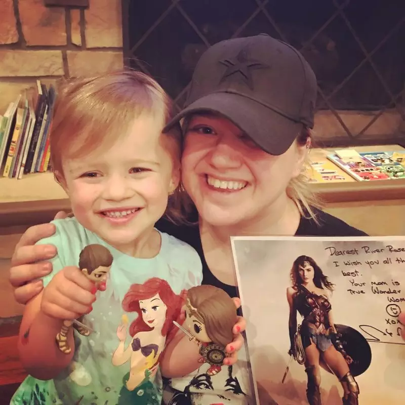 Kelly Clarkson och River Rose ler med Wonderwoman autograf