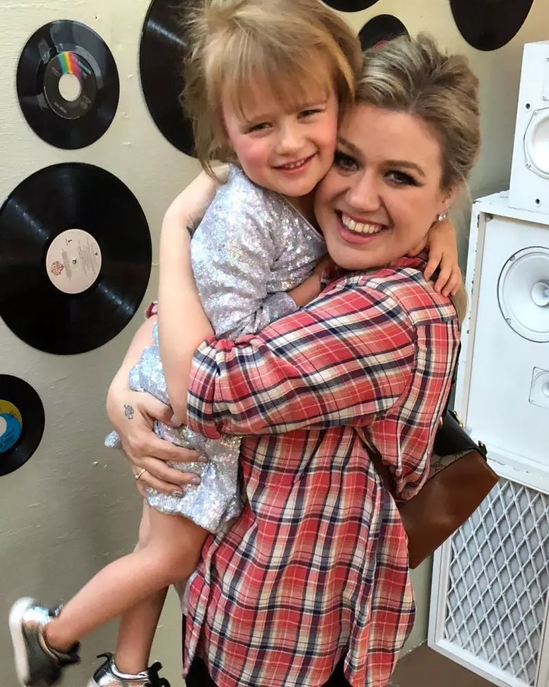 Kelly Clarkson Peluk Anak Perempuan River Rose