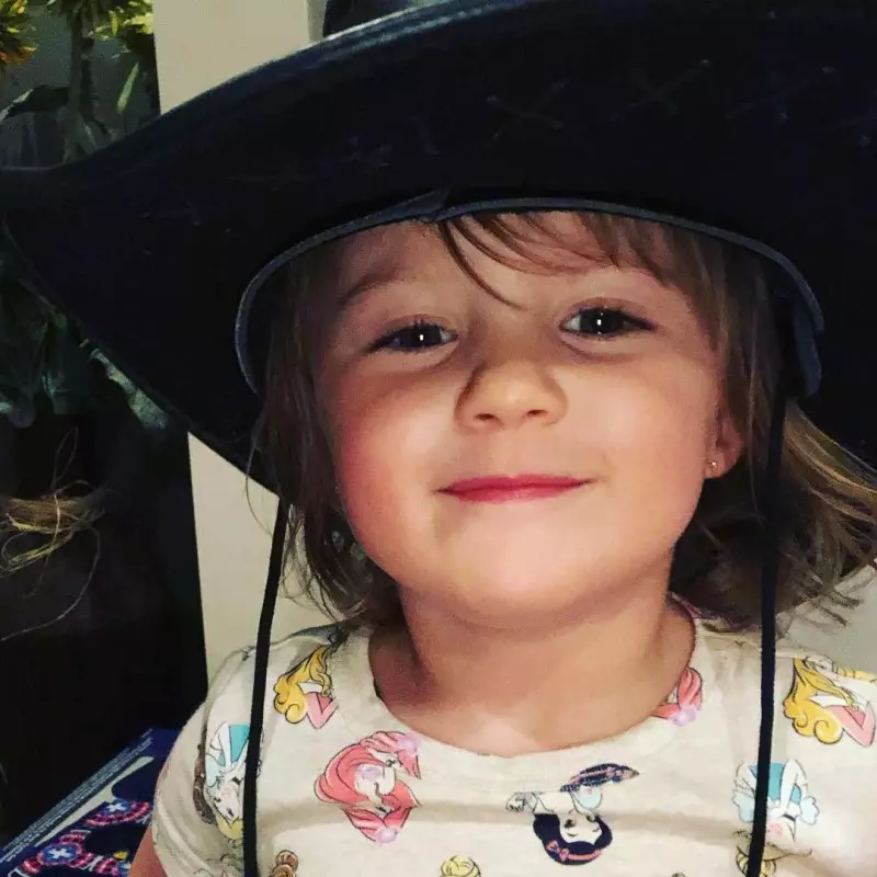 Anak Perempuan Kelly Clarkson River Rose Memakai Topi Koboi