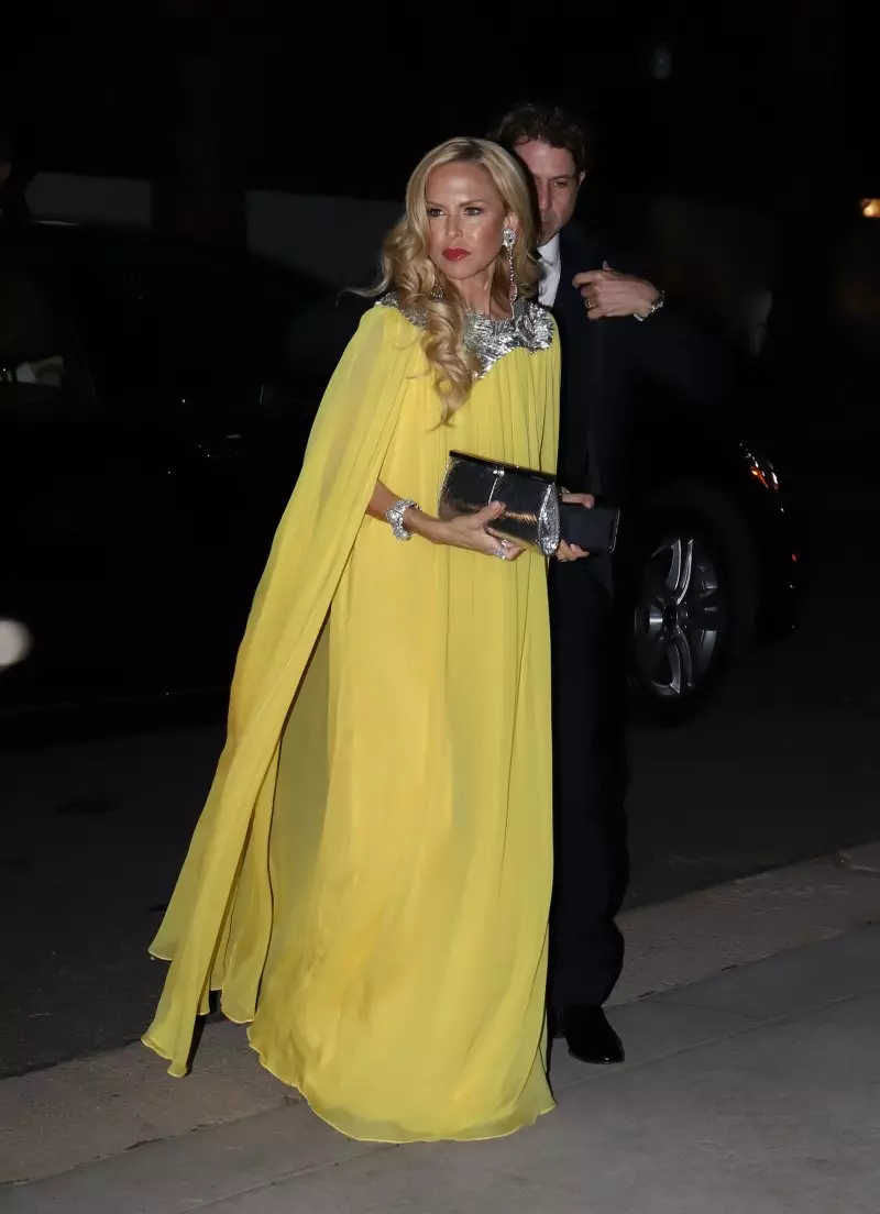 Awọn alejo Igbeyawo ti Paris Hilton ati Ọkọ Carter Reum: Awọn fọto Rachel Zoe