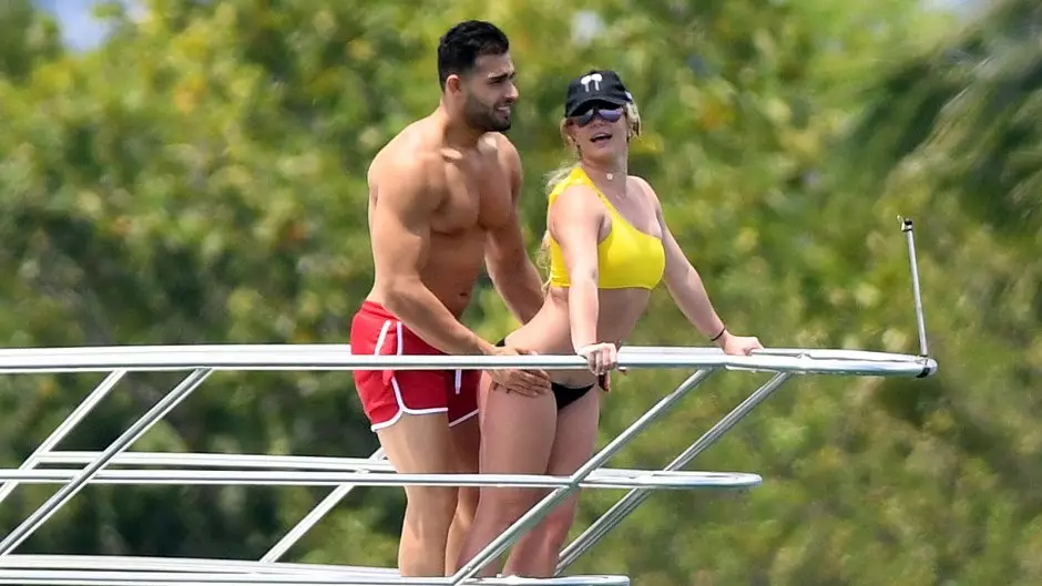 Britney Spears sarı bikinili yat Sam Asg