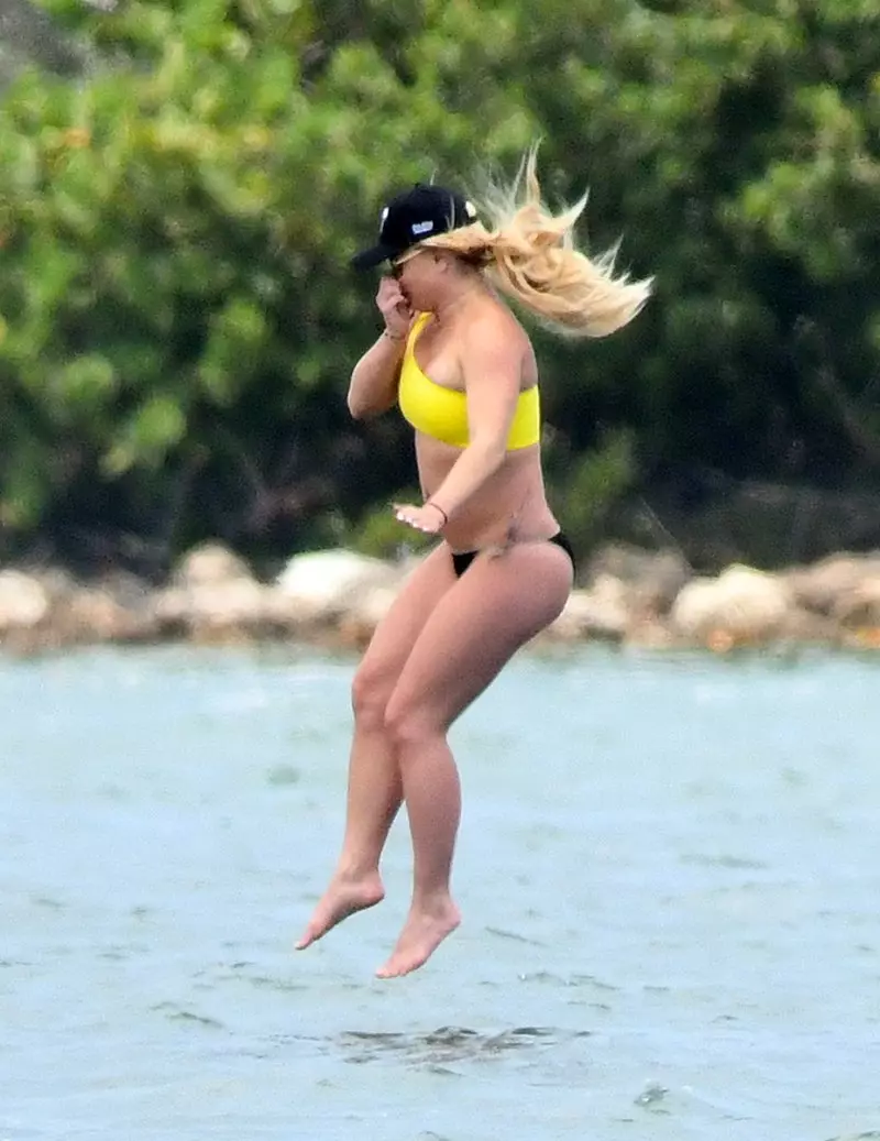 Britney Spears bikini kuning yacht Sam Asg