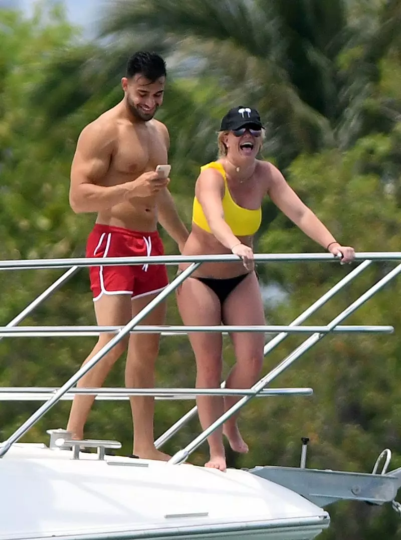 Britney Spears keltainen bikinijahti Sam Asg