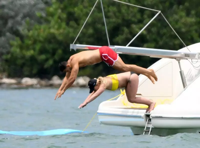 Britney Spears bikini kuning yacht Sam Asg