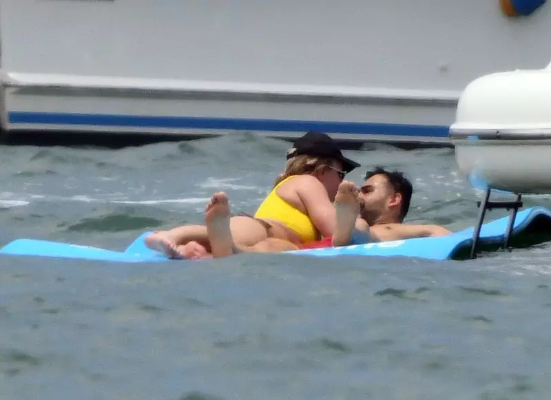 Britney Spears gelbe Bikiniyacht Sam Asg