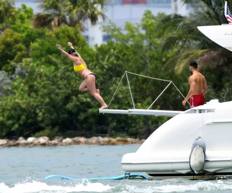 Britney Spears iaht de bikini galben Sam Asg