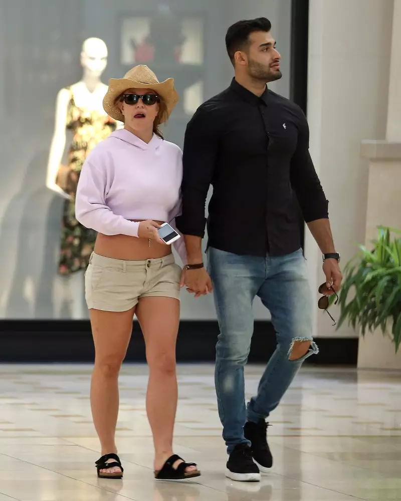Britney Spears y su novio Sam Asghari se dan la mano mientras caminan por el centro comercial