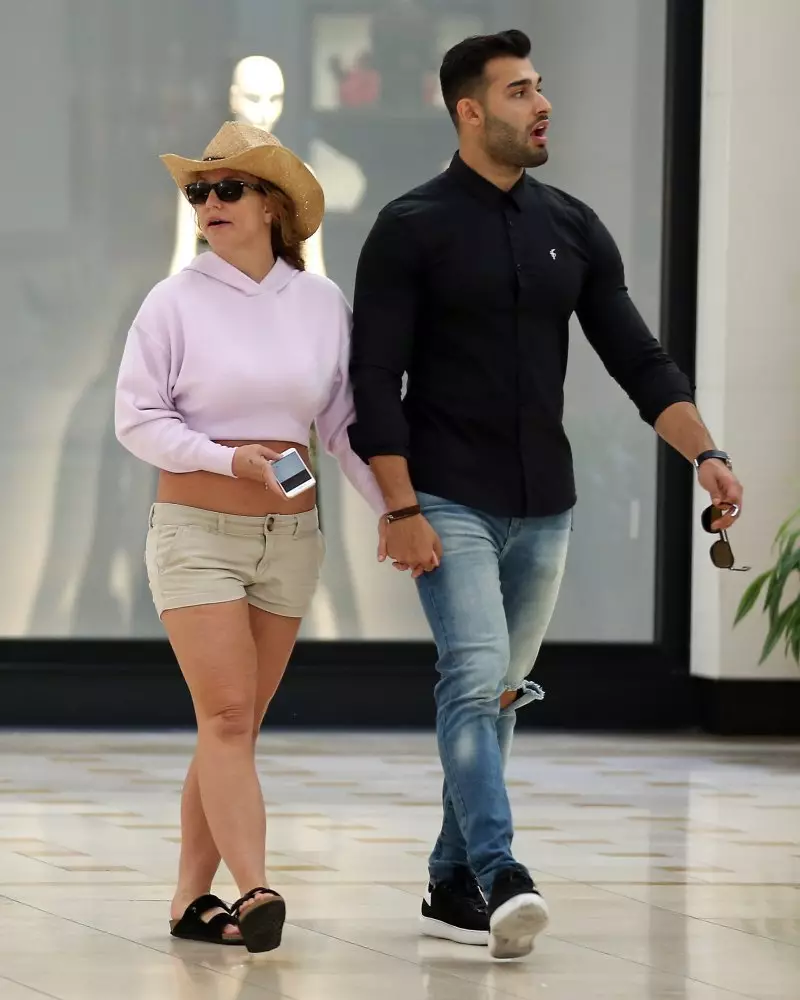Britney Spears dan pacar Sam Asghari berpegangan tangan saat berjalan di mal