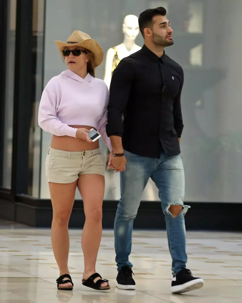 Britney Spears y su novio Sam Asghari se dan la mano mientras caminan por el centro comercial