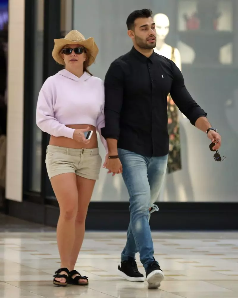 Britney Spears in fant Sam Asghari se držita za roke med sprehodom po nakupovalnem središču