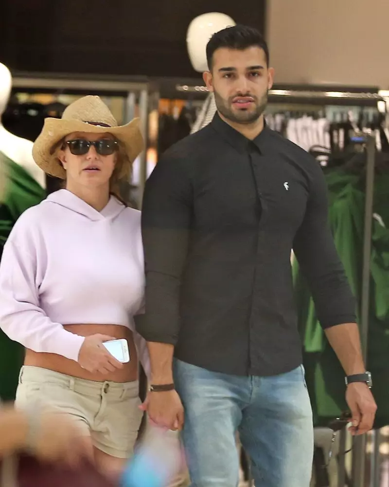 Britney Spears dan teman lelaki Sam Asghari berpegangan tangan semasa berjalan di pusat membeli-belah