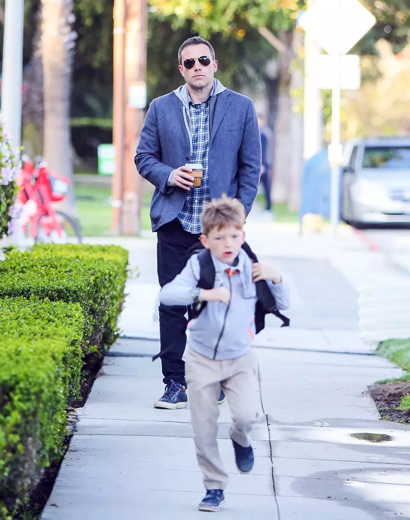 Ben Affleck bringt kwaliteitstiid troch yn L.A. mei syn Mini-Me Samuel