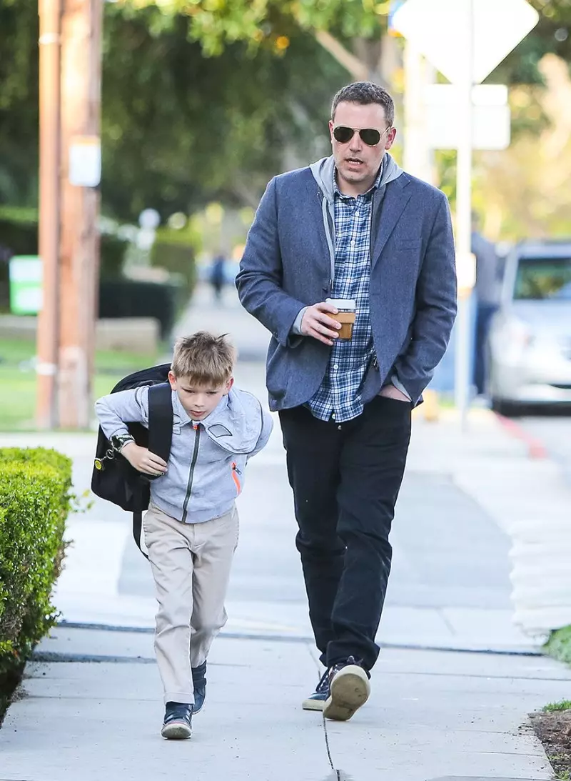 Ben Affleck bringt kwaliteitstiid troch yn L.A. mei syn Mini-Me Samuel