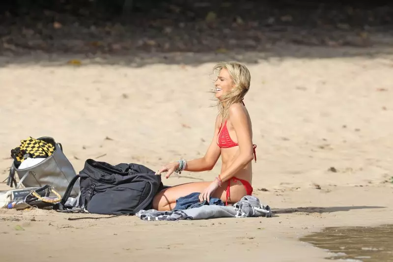 The Hills-Star Stephanie Pratt am Strand