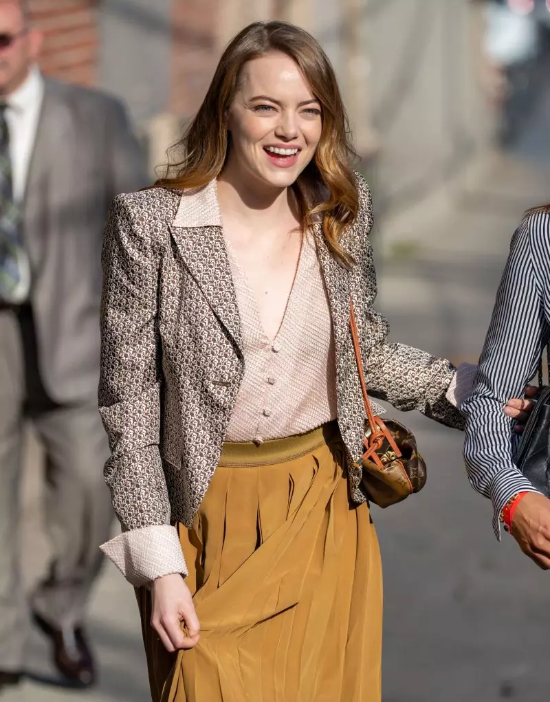 Emma Stone Smiling ing Celana Kuning lan Jajanan Favorit Blazer