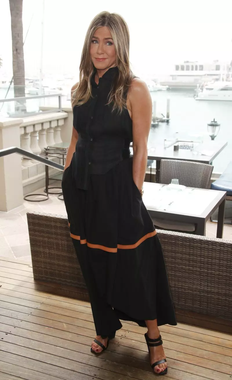 Jennifer Aniston Black Dress 건강한 간식 및 다이어트 팁