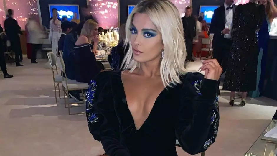 Bebe Rexha ללבוש חליפת קטיפה במסיבה