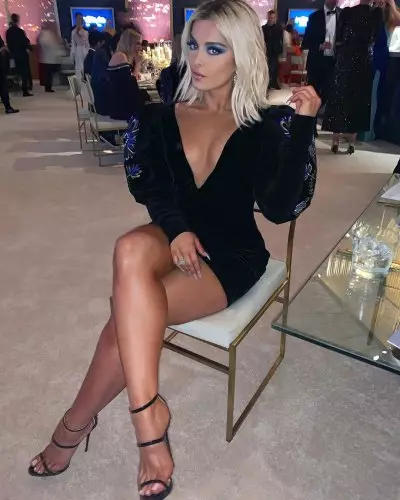 Bebe Rexha luce un traje de terciopelo en una fiesta