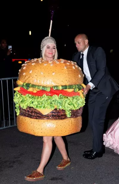 Katy Perry Burger Costume ngu Moschino