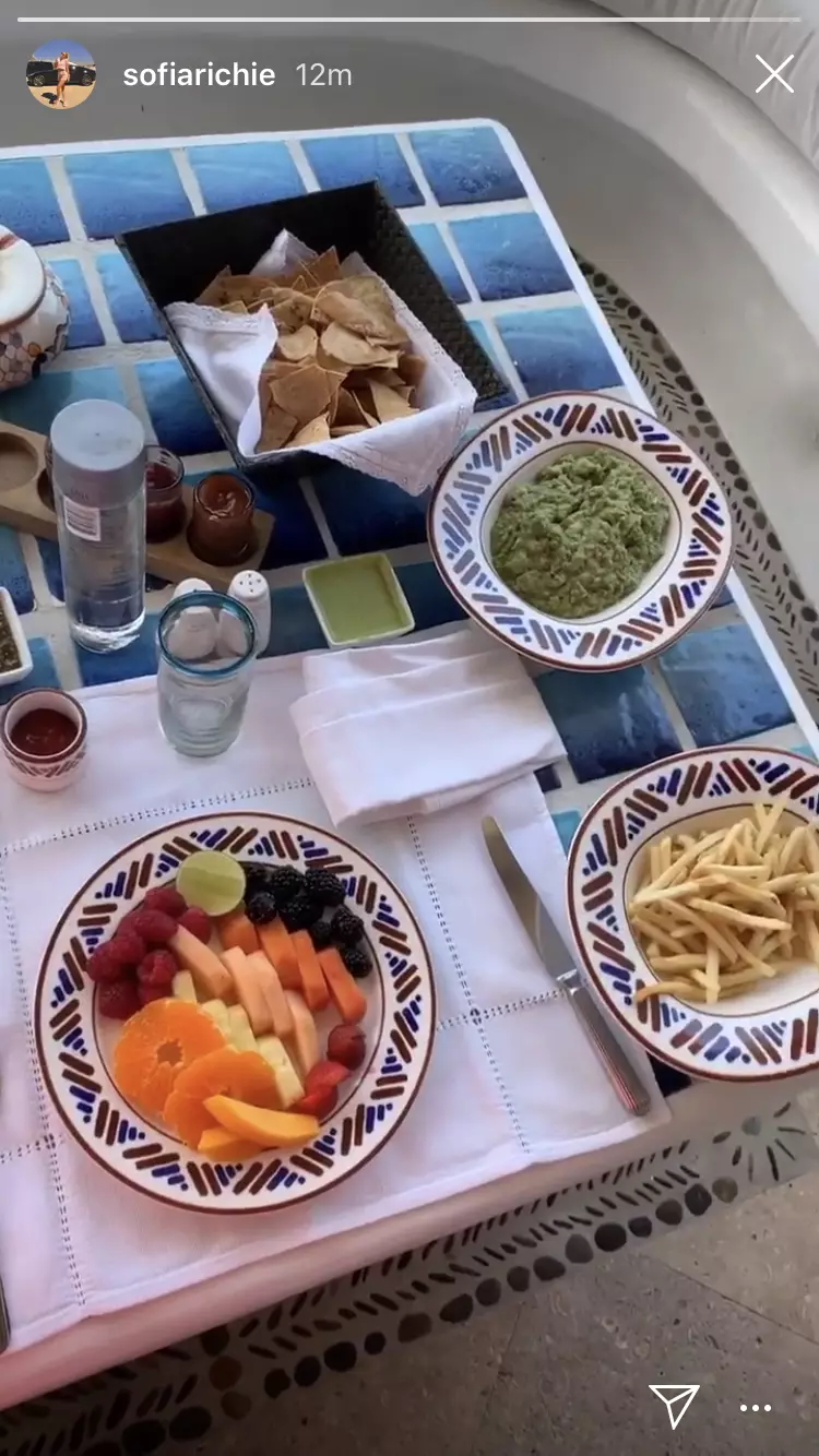 Sofia Richies Frühstück mit Obst, Pommes Frites, Guacamole und Chips