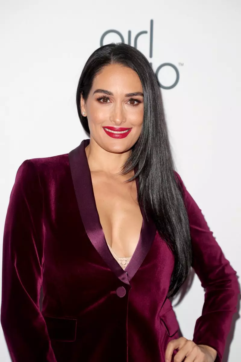 Nikki Bella sorrí cun traxe de veludo granate