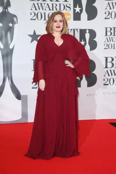 Adele parāda neticamu svara zudumu jaunā svētku fotoattēlā