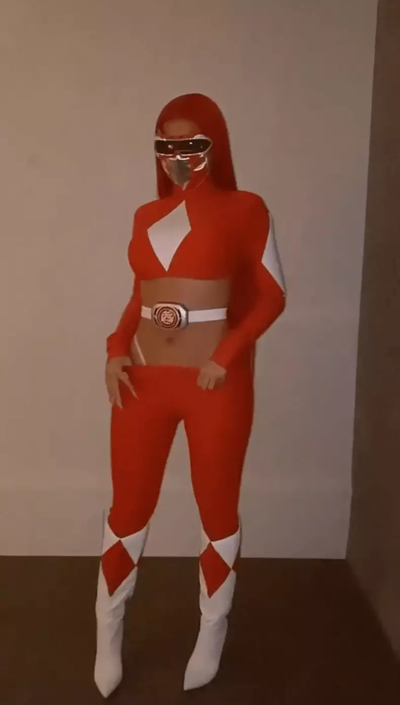 凯莉詹纳在万圣节打扮成“电力别动队”中的红色游侠——90 年代的怀旧是真实的！