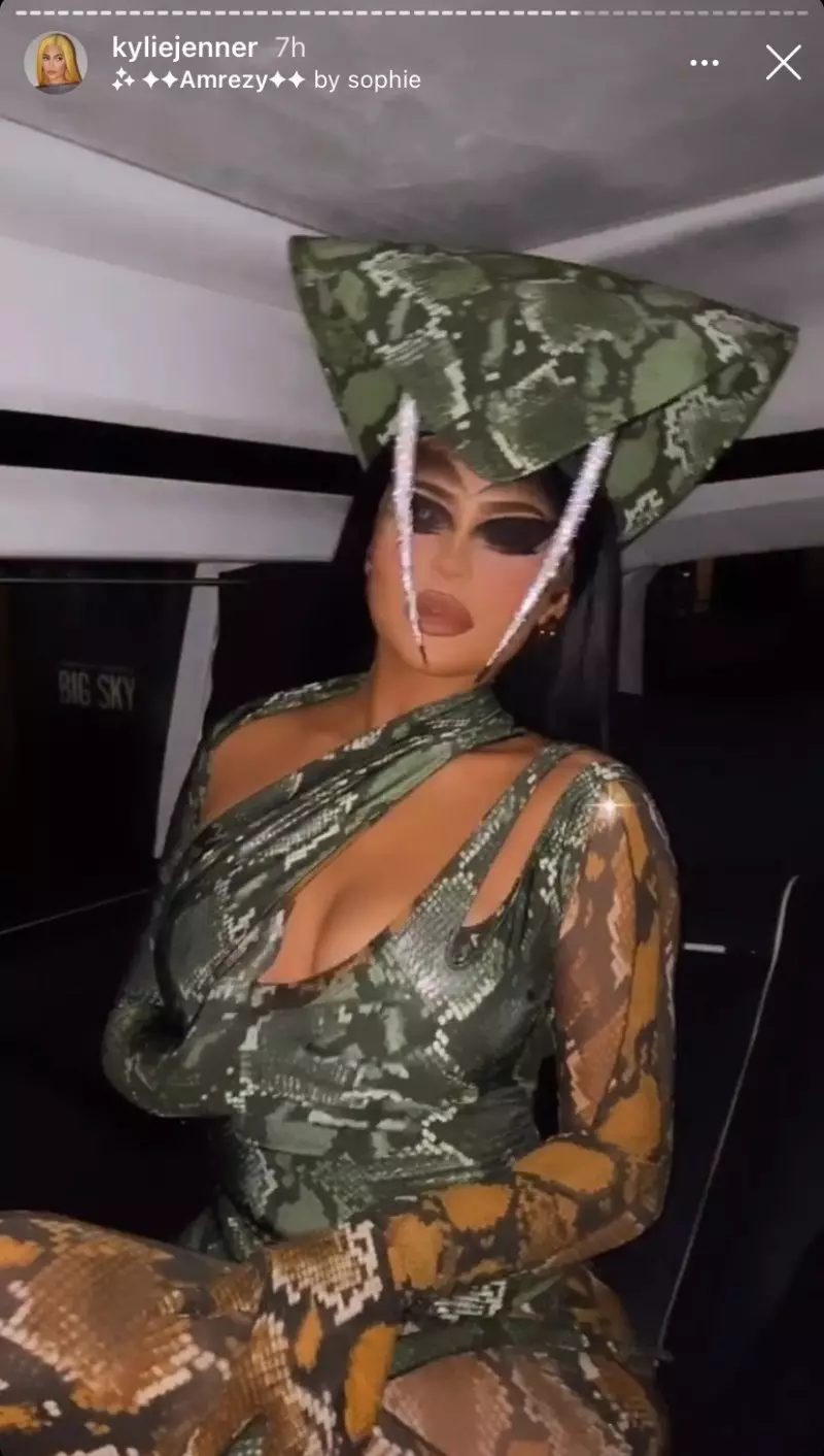 kylie-jenner-snake-kardashian-kostým-halloween-2020