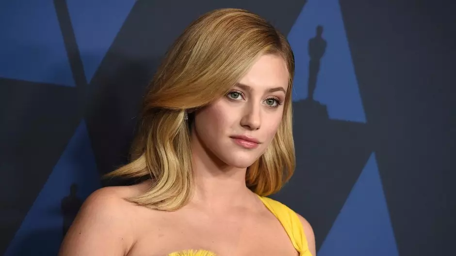 Aktris Riverdale Lili Reinhart Katon Serius nganggo Busana Bahu Kuning