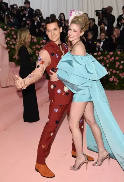 D'Lili Reinhart an de Cole Sprouse lachen wärend der Met Gala 2019 poséieren