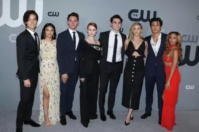 Riverdale Cast Cole Sprouse, Camila Mendes, Casey Cott, Madelaine Petsch, KJ Apa, Lili Reinhart, Charles Melton et Vanessa Morgan