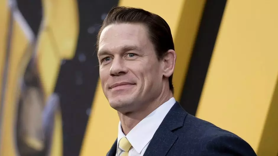 John Cena Mengenakan Jas Hitam Dengan Dasi Kuning