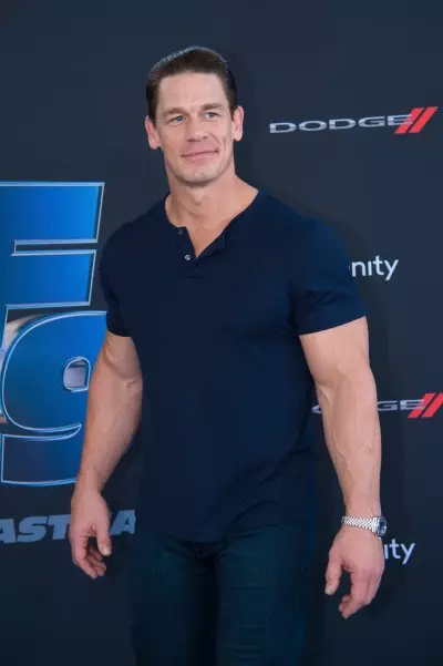 John Cena Mavi Gömlek ve Kot Pantolonla Gülümsüyor