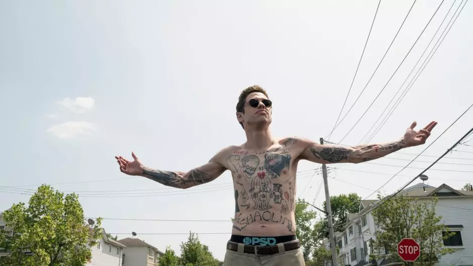 Pete Davidson Shirtless: Foto komedyen san chemiz, Tats, wa Staten Island