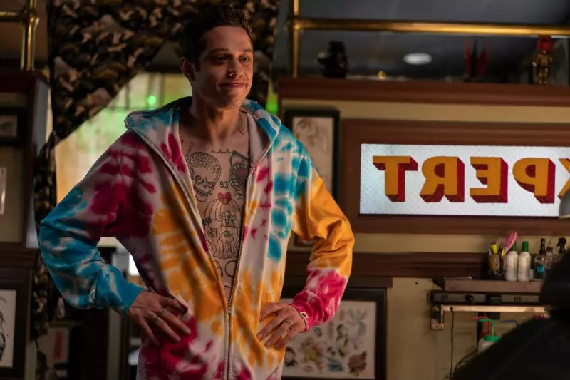 Pete Davidson Shirtless: Foto komedyen san chemiz, Tats, wa Staten Island