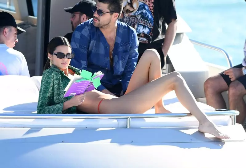 Kendall Jenner citind în bikini