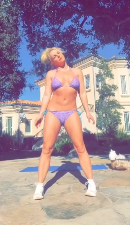 Britney Spears se antrenează cu un bikini violet