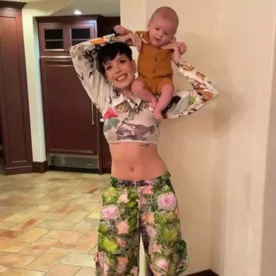 Halsey hace alarde de abdominales en foto con Ender 5 meses después del nacimiento