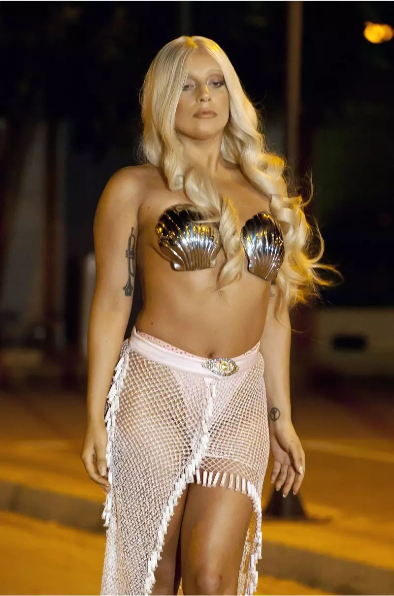Moman Bikini ki pi sèks Lady Gaga a: Gade foto chantè a sou plaj la, nan pisin lan ak plis ankò!
