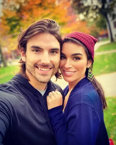 'Bachelor' Alum Ashley Iaconetti dị ime! Na-atụ anya Nwa No. 1 Ya na Di Jared Haibon