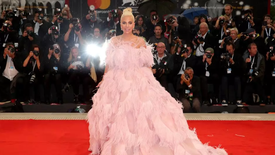 Lady Gaga valkā rozā kleitu
