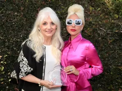 Lady Gaga kopā ar Sintiju valkā rozā tērpu