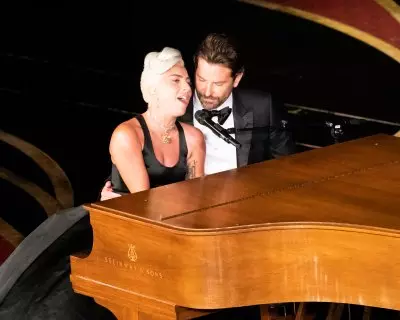 Lady Gaga dzied klavieres ar Bredliju Kūperu