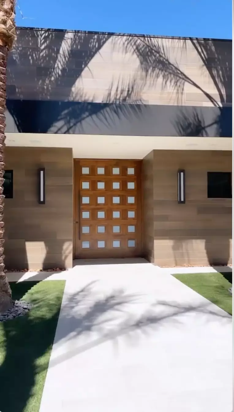 Kourtney Kardashian Palm Springs uyining eshigi
