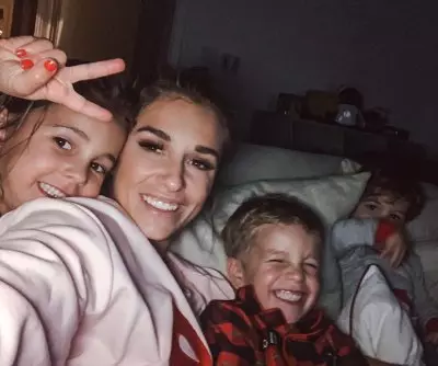 Jessie James Decker tinyere ụmụaka ya atọ maka selfie