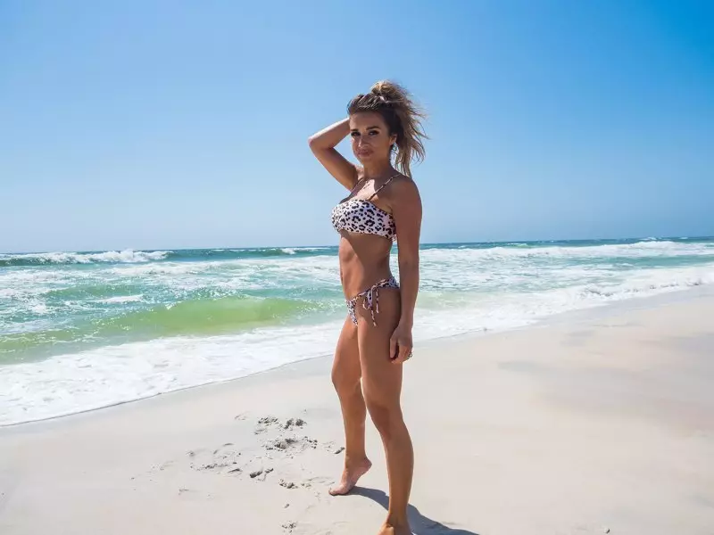 Jessie James Decker zeigt ihre Killerfigur während eines sexy Strand-Fotoshootings