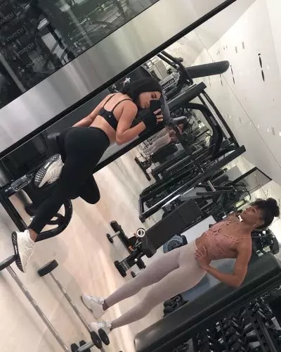 Kim Kardashian သည် Gym selfie ရိုက်နေသည်။